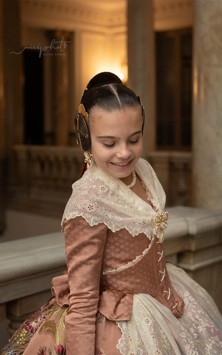Marina García Arribas: Un Retrato Sublime de la Fallera Mayor Infantil de Valencia en Nuestro ...